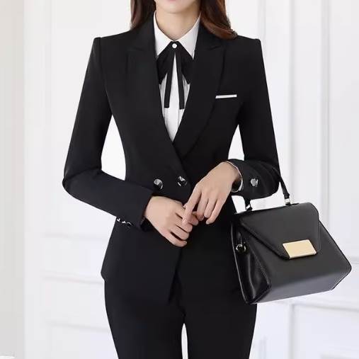 大人の女性にぴったりの3セットが登場！ジャケット+パンツorスカートのセットアップが可能です。テーラードジャケットとの組み合わせで、シンプルながらも上品な雰囲気を演出。オフィスやフォーマルなシーンでも活躍します。タイトめのシルエットが美脚効...