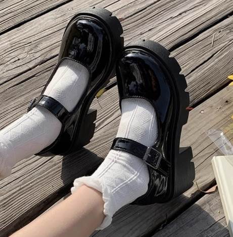 ボリューム感のある太ヒールと厚底デザインが、程よいスタイルアップを実現し、どんなシーンでも女性らしさを引き立てます！レースアップとストラップデザインは、フォーマルからカジュアルまで幅広く対応可能。大人可愛い上品なスタイルを楽しんでいただけま...