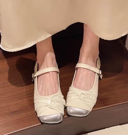 ローヒールで長時間履いても快適なデザインは、デイリーから特別なシーンまで幅広く活躍します。シンプルでありながら美脚効果を発揮し、カジュアルからフォーマルまで、様々なコーディネートに合わせることができる逸品です。卒業式や結婚式、そしてデートや...