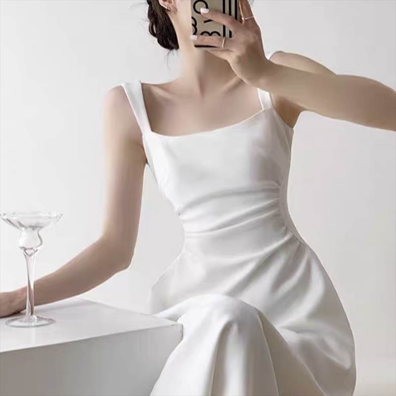 美シルエットが魅力のドレスワンピース。パーティーや二次会、発表会、舞台、イベントにもぴったりな一着です。膝下のミモレ丈に加え、ノースリーブとスクエアネックが上品な印象を与え、可愛いだけでなくクールさも兼ね備えています。色展開 ホワイト レッ...