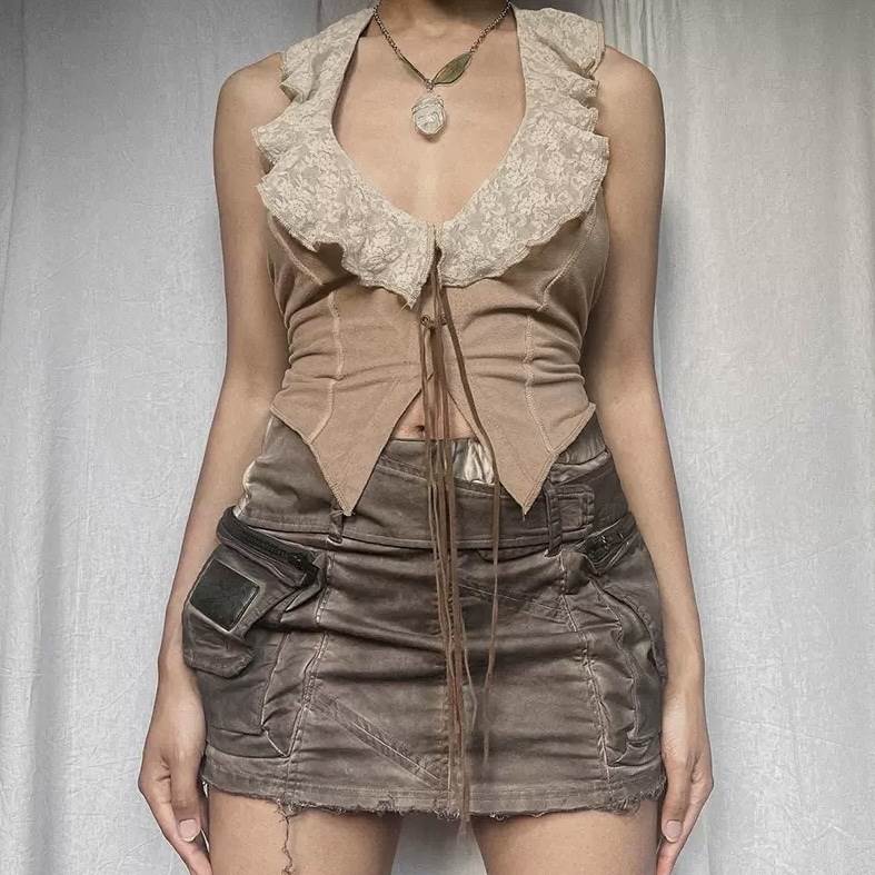 美シルエットを引き出し、スタイリッシュな印象を与えるトップス。大人可愛い要素を兼ね備え、多様なシーンで活躍します。色展開 ベージュサイズ S M Lサイズ(cm)長袖S /着丈 50 /バスト 70-85M /着丈 51 /バスト 74-8...