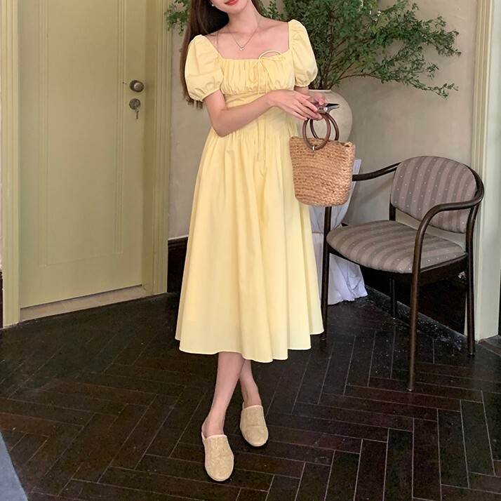 大人可愛い雰囲気を醸し出すミモレ丈のワンピースドレス。パフスリーブとスクエアネックが女性らしさを引き立て、ハイウエストデザインがスタイルアップを演出します。シンプルながらも存在感を放つこのアイテムは、カジュアルなお出かけからデートやパーティ...