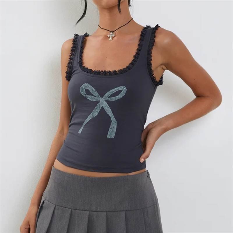 目を惹かれるリボンのプリントにフリルレースが可愛いタンクトップ。しなやかさを加え気品のある風合いによって格上げがかなう。ドレスアップさせながらバランスもつりあうマイルドなフォルムを形成色展開 グレーサイズ　S　M　Lサイズ(cm)S /胸囲...