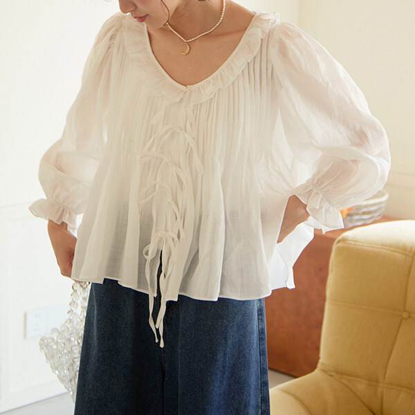 春夏にぴったりのレディーストップス。ボリュームのあるフリル袖にプリーツ切り替えデザインが、フェミニンな印象を与えます。Uネックデザインは顔周りをスッキリと見せてくれ、薄手の透け感が大人可愛い印象をプラス。エレガントでありながらカジュアルにも...