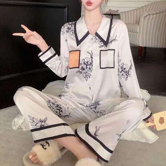 優しい色合いのホワイトで、大人可愛い雰囲気を演出するパジャマセットです。前開きのシャツとボトムスがセットになっており、シンプルでありながら、フェミニンなデザインが魅力的。薄手の素材とゆったりとしたシルエットがリラックスしたひとときを提供、春...