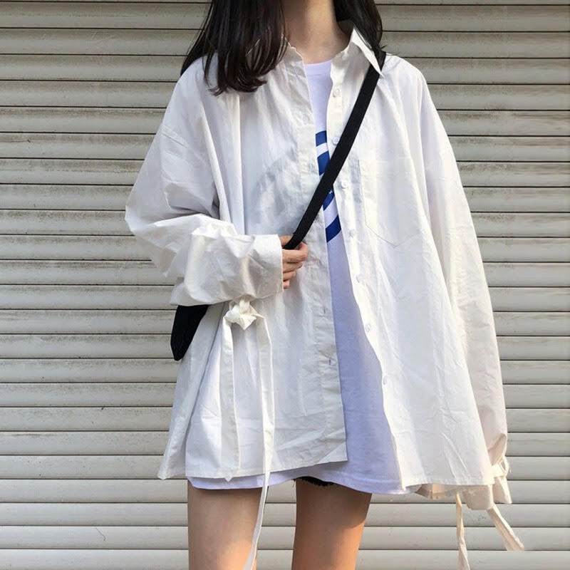 前開きデザインで、シンプルながらも上品な印象を与える長袖シャツ。カジュアルにもきれいめにも着こなせるデザインで、デートや女子会、アウトドア、旅行、さらにはレストランや公園のお出かけにも幅広く活用できる万能アイテムです。無地のホワイトカラーは...