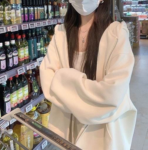 大人可愛いフード付きジップアップパーカーが新登場！オーバーサイズのデザインで、リラックスした着心地を実現し、普段使いから通勤、デートまで幅広く着回せる優れもの。シンプルな無地のスタイルは、カジュアルでありながらおしゃれな印象を与え、様々なコ...