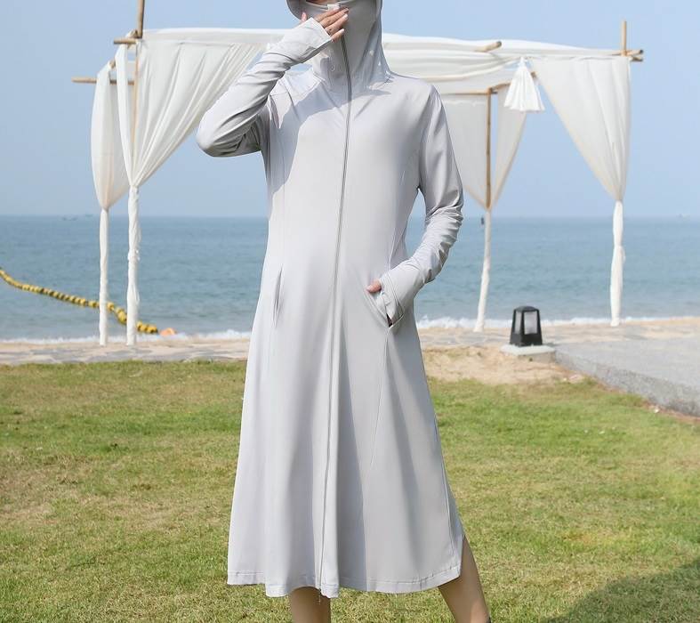 UVカット 日焼け防止のジャケットは、サンバイザーは有り無しが選べて、フード付きで春夏秋冬いつでも大活躍するアイテムです！シンプルながらもおしゃれで、カジュアルに着こなせるデザインが特長。フロントジッパーとポケット付きで、通勤や通学、休日の...