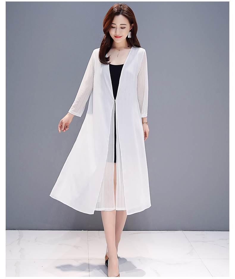 list2725軽やかなロングカーディガンです。透け感とシルエットが女性らしい雰囲気を演出してくれます！色　ホワイト　ブラックサイズ展開(cm)M /着丈 105 /袖丈 43 /バスト 89 /肩幅 35XL /着丈 107 /袖丈 45...