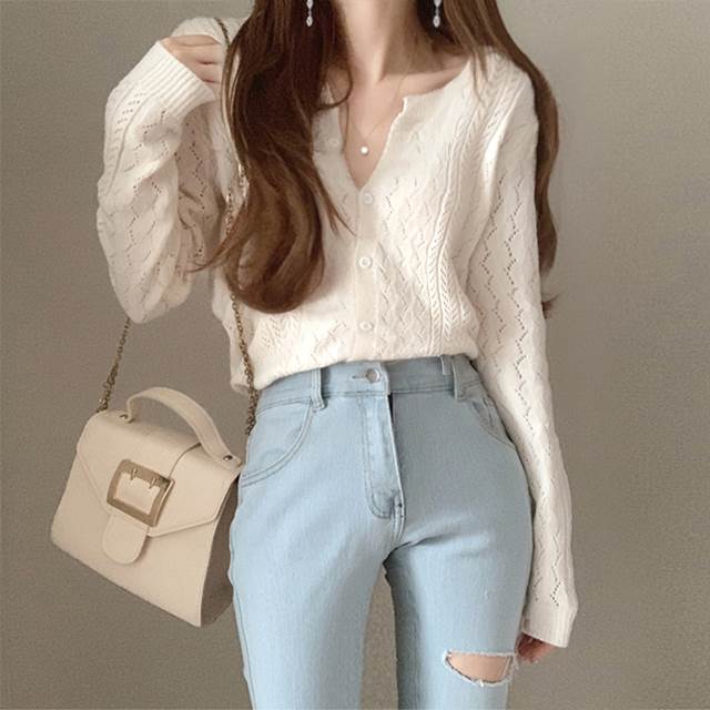 list2739シンプルで使いやすいレディースニットレースカーディガンです。きれいめに、レトロに、ガーリーに、さまざまなテイストで着こなせる一枚です！色オフホワイト　ライトグレー　ブラックサイズ(cm)フリーサイズ　着丈54・袖丈56 《商...