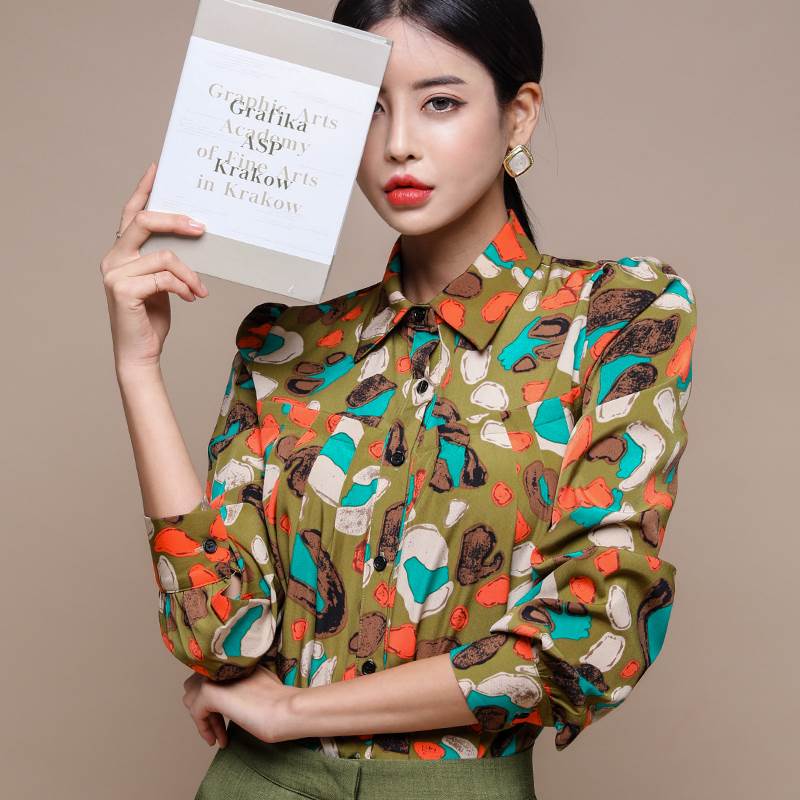 list3592レトロ柄が華やかに映えるシャツブラウス通勤やオフィスシーンにも最適◎色展開 マルチカラーサイズ S M L XLサイズ(cm)S /着丈65.0 /バスト92.0 /肩幅34.0 /袖丈58.0M /着丈66.0 /バスト9...