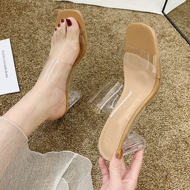 list4171ヒールは9cmと7cmの2パターンから選べます♪クリア素材のベルトとヒールで、ツヤ感のあるクリア素材で季節感たっぷりのコーディネイトが完成するサンダル♪シンプルなフォルムで品があり、カジュアルにもキレイめにもコーディネートし...