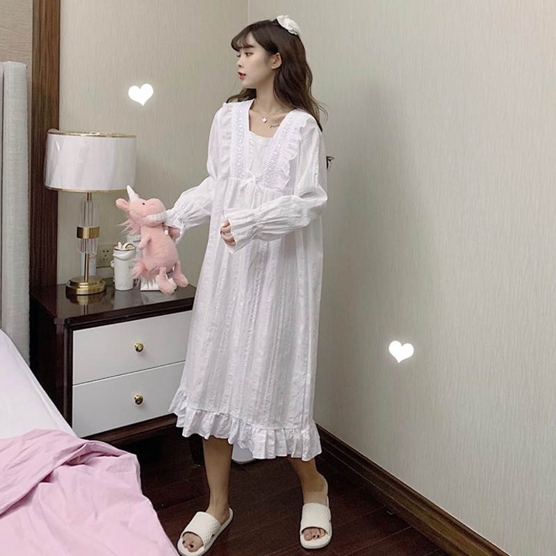 list4777パジャマ ネグリジェ 寝巻き 部屋着 ミッドレングスルームウェアとしてもお使いいただける着やすい一品♪色：　白サイズ： ワンサイズ丈 107cm / バスト 100cm / 袖丈 56cm 《商品について》 ※当ショップは海...