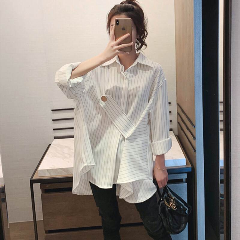 list4872シンプルだけど個性的なデザインのオーバーサイズシャツ♪インナーやニットなどと合わせて重ね着コーデをしても◎1枚もっているだけで周りと差をつけられるとってもオシャレなシャツです♪色展開 ホワイト ブラックサイズ M L XL ...