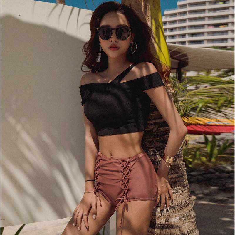 list5381トップスのカットオフショルダー、ボトムスの編み上げが可愛いセパレート水着♪お洋服のような感覚で着ていただけるアイテムです☆色展開 ブラックサイズ M L XLサイズ(cm)M /身長（目安） 160-165 /バスト 70A...