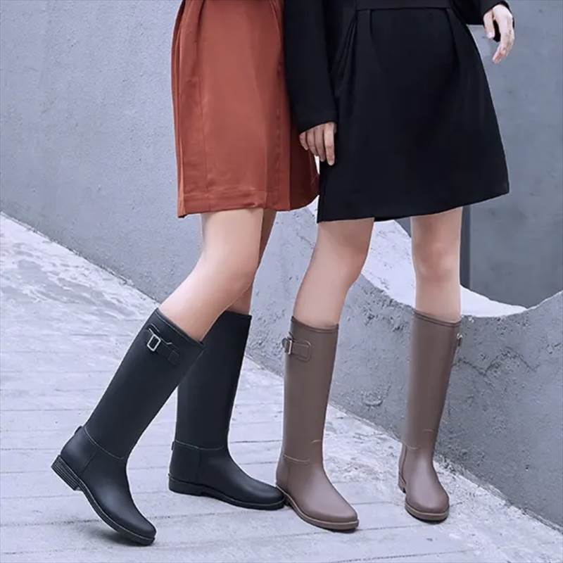list5825雨の日もおしゃれなロングラバーレインブーツ。柔らかいので折りたたんで持ち運ぶことが出来ます。強い雨の日も安心なミドル丈◎ タウンスタイルにも、アウトドアスタイルにも合わせられる、1足は持っていたいシンプルなデザインです。色展...