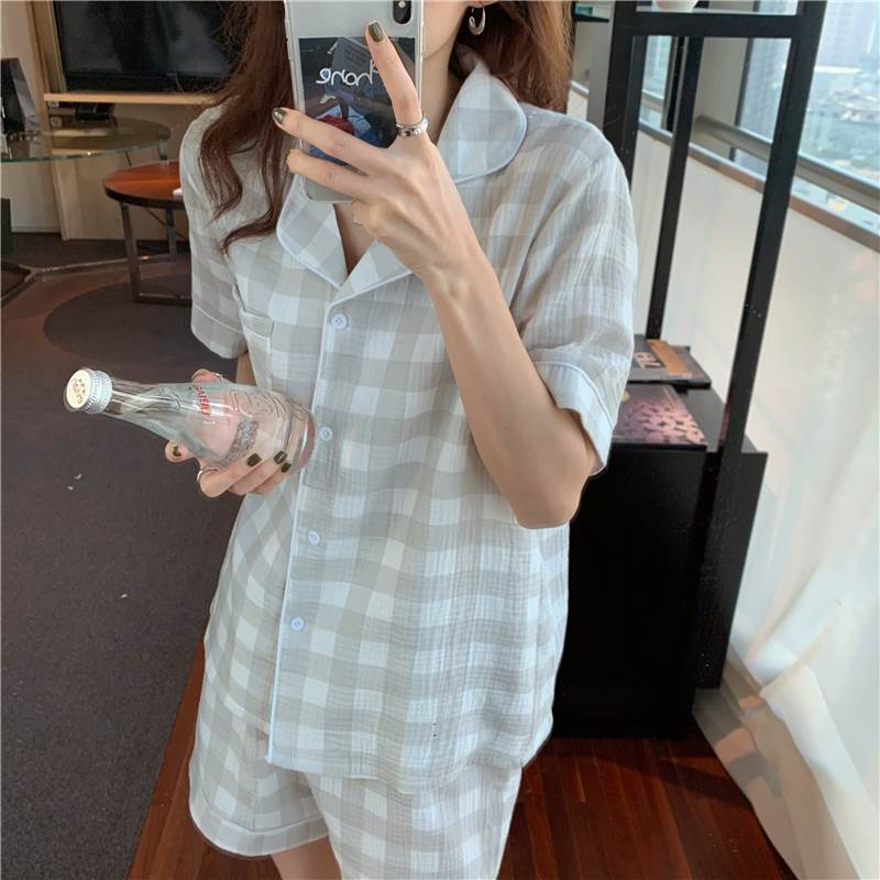 list6570カジュアルなデザインのレディースパジャマです。半袖シャツ＋ショートパンツの二点セットです。《サイズ》フリーサイズシャツ肩幅38　バスト96　着丈65　袖丈22パンツウエスト60　着丈40 《商品について》 ※当ショップは海外...