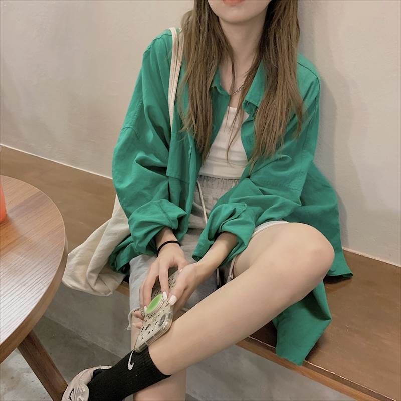 list8148ルーズなシルエットがかわいい、春っぽカラーのシンプルな長袖シャツ。羽織りにしたりインスタイルにしたり着こなしは自在。色展開 ホワイト グリーン ピンクサイズ ワンサイズサイズ(cm)着丈 70-75 /バスト 150 /袖丈...