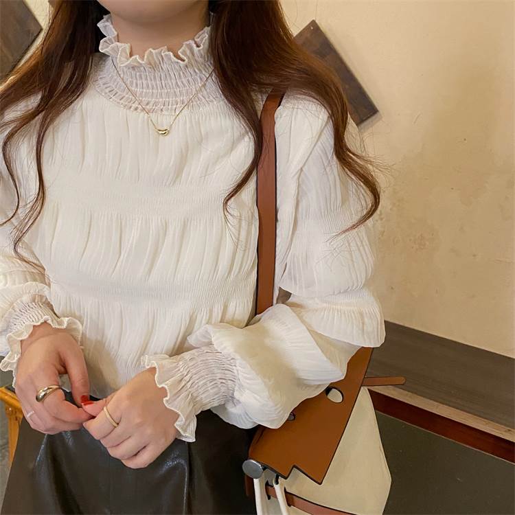 list8979くしゅくしゅっと1枚でかわいいがキマる、シャーリングフリルブラウス。首元と袖のフリルのチラ見せで重ね着コーデもかわいい仕上がりに。色展開 アプリコット(通常) ブラック(通常) アプリコット(裏起毛) ブラック(裏起毛)サイ...