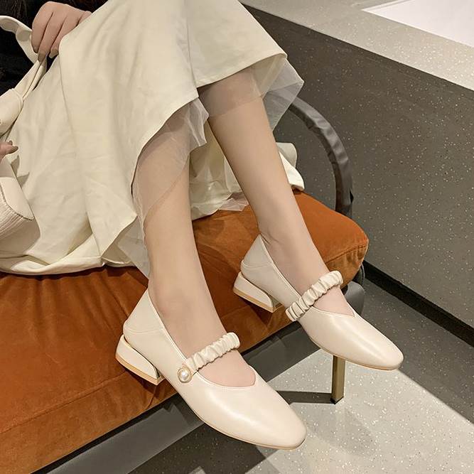 list8983大人かわいい太ヒールのレザーバブーシュパンプス。ゴールドラインやパール、リボン結びがアクセントになったかわいいデザイン。ベルト付きのホールド感で歩きやすい1足。色展開 写真2〜5サイズ：ヒール3cm・22.5cm(35)・2...