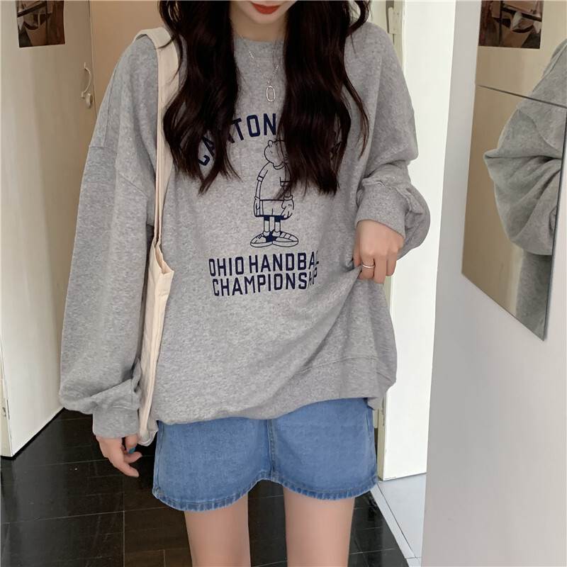 ロゴが可愛いのビッグスウェット。シャツやロンTとのレイヤードスタイルも可愛らしく決まります。シンプルだけどシンプル過ぎない主張のある一着です。色展開 グレー ホワイト ピンクサイズ M L XLサイズ(cm)M /着丈 66 /バスト 12...