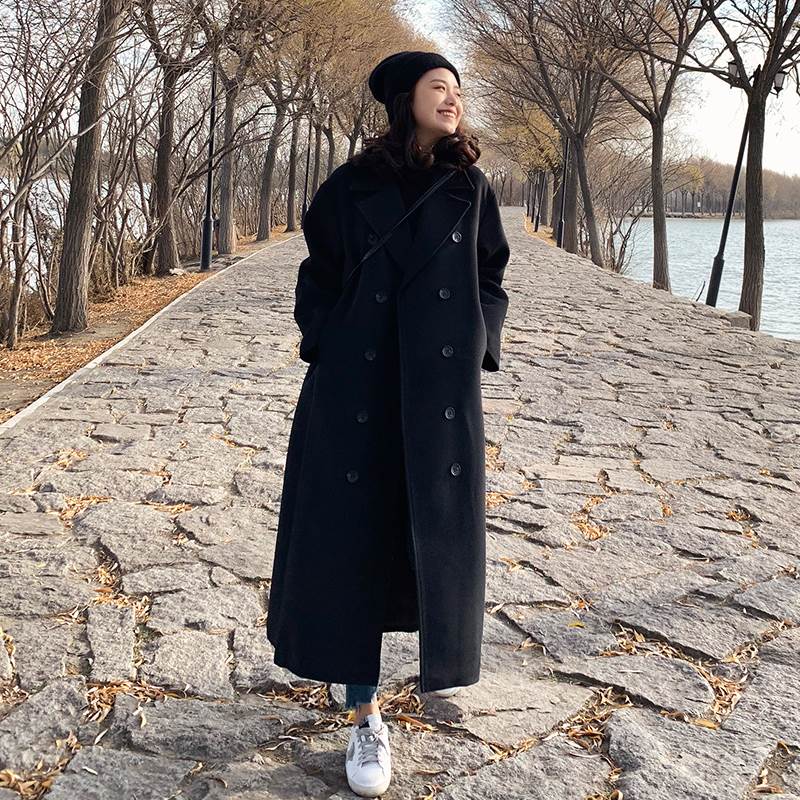 オーバーサイズのダブルコート。コーディネートしやすいロング丈はパンツはもちろん、スカート・ワンピースにもピッタリです。足元もスニーカーからブーツまで幅広くコーディネートが楽しめます。色展開 ブラックサイズ S M L XLサイズ(cm)S ...