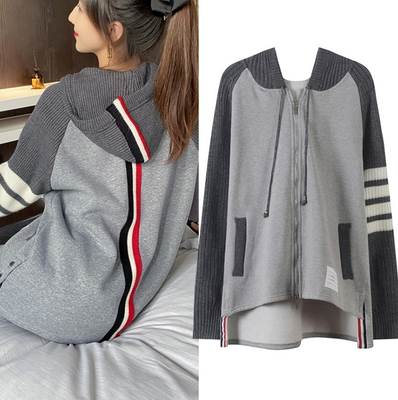 太めの配色サイドラインがおしゃれなパーカー。ラフでお洒落なフードデザインなのに、アウターの下に着てもすっきり決まります。一枚でももちろんアウターのインナーやレイヤードも楽しめる程よい生地感です。色展開 グレーサイズ S M Lサイズ(cm)...