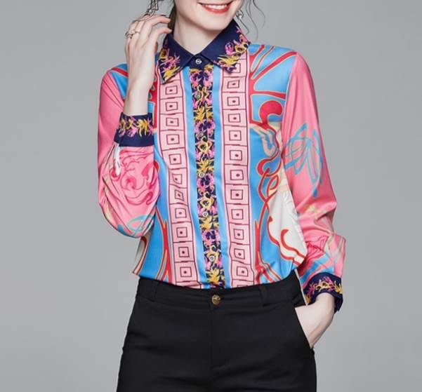 トレンディなデザインのトップスシャツ！エスニックで異国風な雰囲気が魅力の1着で、カラフルなプリントが目を引きます。襟付きの角襟デザインが上品さを演出しつつ、セミフレアのAラインシルエットで動きやすさも兼ね備えています。色展開 マルチカラーサ...