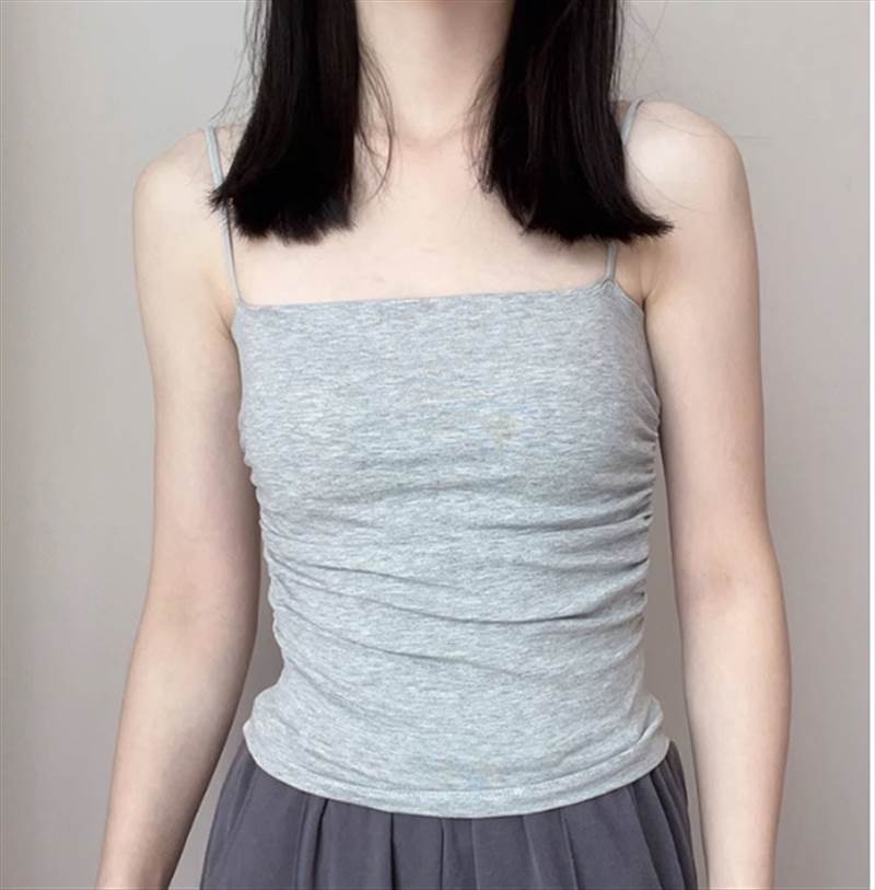 シンプルなブラ付きキャミソールです。サイドのギャザーがラインをきれいに見せてくれます。色展開 グレー ホワイト ピンク ブラウン ダークグレー ブラックサイズ フリーサイズサイズ(cm)フリーサイズ /着丈 41 /バスト 60《商品につい...