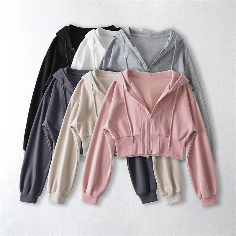 ショート丈でアクティブに過ごせるジップアップパーカーの登場です。ドロップショルダーでこなれ感を演出＆ゆったりシルエットでラフに着こなせます。カラバリ豊富でコーデに合わせて選べるのが嬉しいポイント。ボトムスはパンツやスカートどちらにも合わせや...