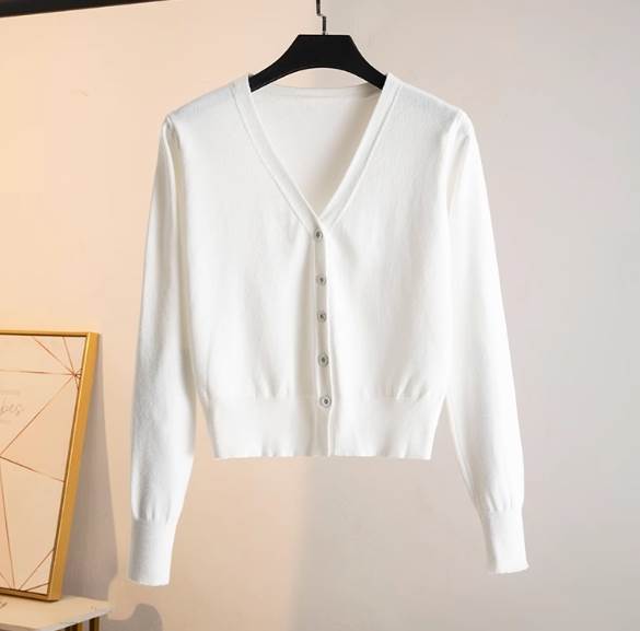 Vネックデザインで女性らしさを演出し、ストレートシルエットでスッキリとした印象を与えるサマーカーディガンです。大人カジュアルからオフィスまで、様々なシーンで活躍すること間違いなしです。色展開 ライトアーミーグリーン 黒 白 アプリコット ネ...