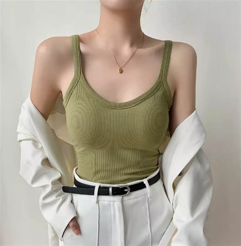 ラフに着られる胸パッド付キャミソールです。使いやすいベーシッククカラーの取り揃えです。色展開 グリーン グレー ミルクティー ブラックサイズ S M L XLサイズ(cm)S /着丈 49 /バスト 64 /体重 40〜47.5M /着丈 ...