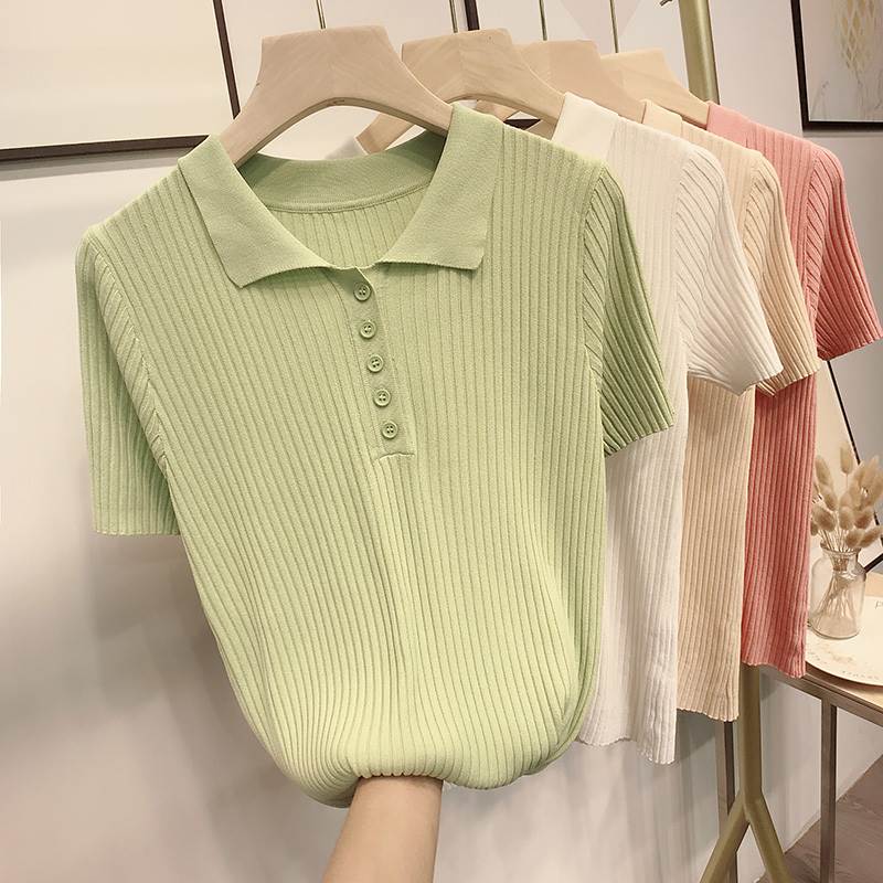 華やかな襟付きポロシャツが登場！トラディショナルなポロカラーとかわいいデザインが、大人可愛いスタイルを叶えます。ラフなカジュアルスタイルから上品な着こなしまで、幅広いシーンで活躍する一枚です。しっかりとした編み地で作られたニット素材は、程よ...