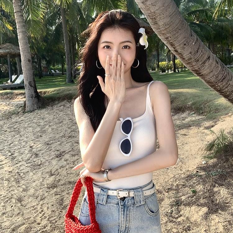 定番の着回しやすさが魅力的な大人可愛いキャミソールが登場しました。シンプルなデザインながらも、ワイドなラウンドネックが上品な印象を与えるカットが特徴。どんなシーンでも活躍するアイテムです。一枚で涼しげな夏コーデを完成させたり、ジャケットやカ...