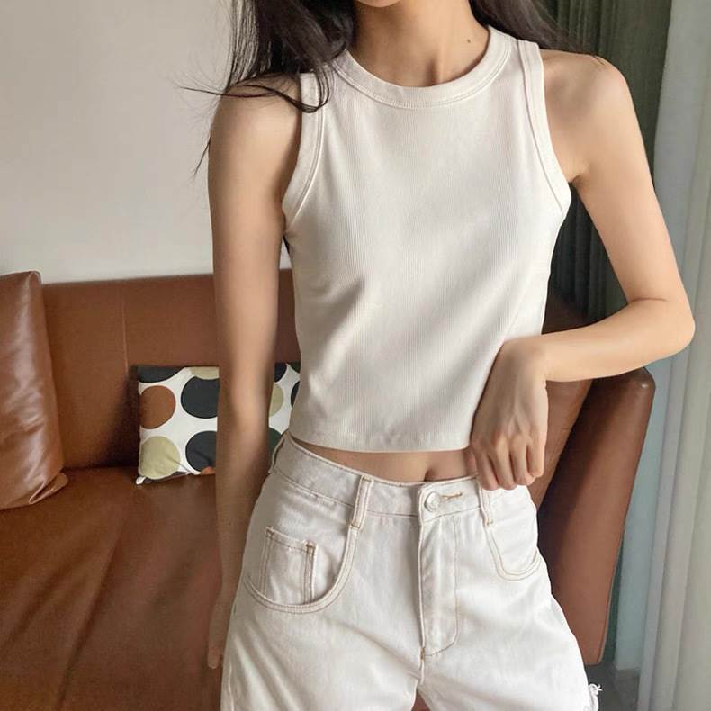 シンプルで使い勝手の良い、リブノースリーブトップス。首や脇の開きが狭く、サイドからの視線を気にすることなく着用できるのが特徴です。また、ショート丈でヘルシーかつこなれた雰囲気を演出し、ベーシックカラーでどんなコーディネートにも馴染みます。色...