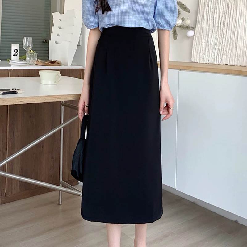 ハイウエストロングスカート。細身のAラインシルエットが美しく、バックスリットやバックウエストゴムで動きやすさも◎。また、無地でシンプルなデザインなので、様々なトップスとの相性が良く、デイリー使いからオフィスシーンまで活躍します。色展開 ブラ...