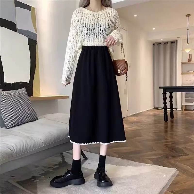 上品でレトロクラシカルな雰囲気漂う、コーデュロイロングスカート。ウエストはゴム仕様で着心地も抜群です。裾は刺繍で縁取りが施されたバイカラーがさりげないおしゃれ感をプラスします。ミディアム丈で大人かわいく、カジュアルからエレガントなシーンまで...