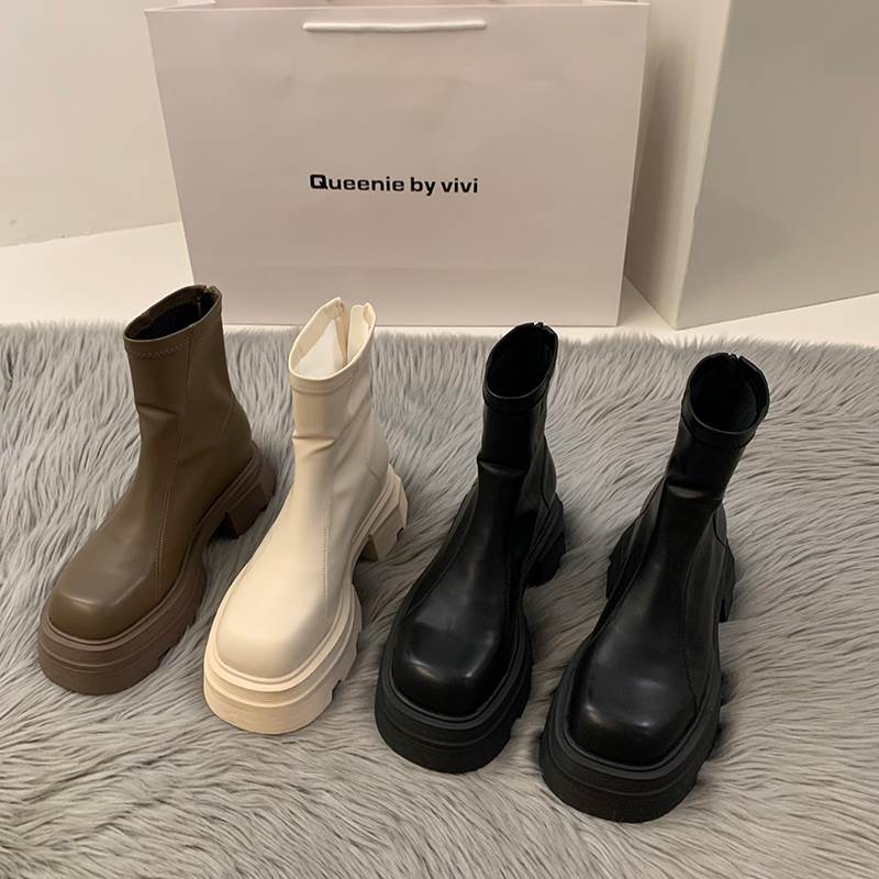 ミニマルデザインで程よい丈感のショートブーツ。安定感があり歩きやすく、バックファスナーで脱ぎ履き楽ちん。カジュアルからきれいめやモードまで様々なスタイリングに馴染むアイテムです。色展開 ブラック オフホワイトサイズ 35/22.5cm 36...