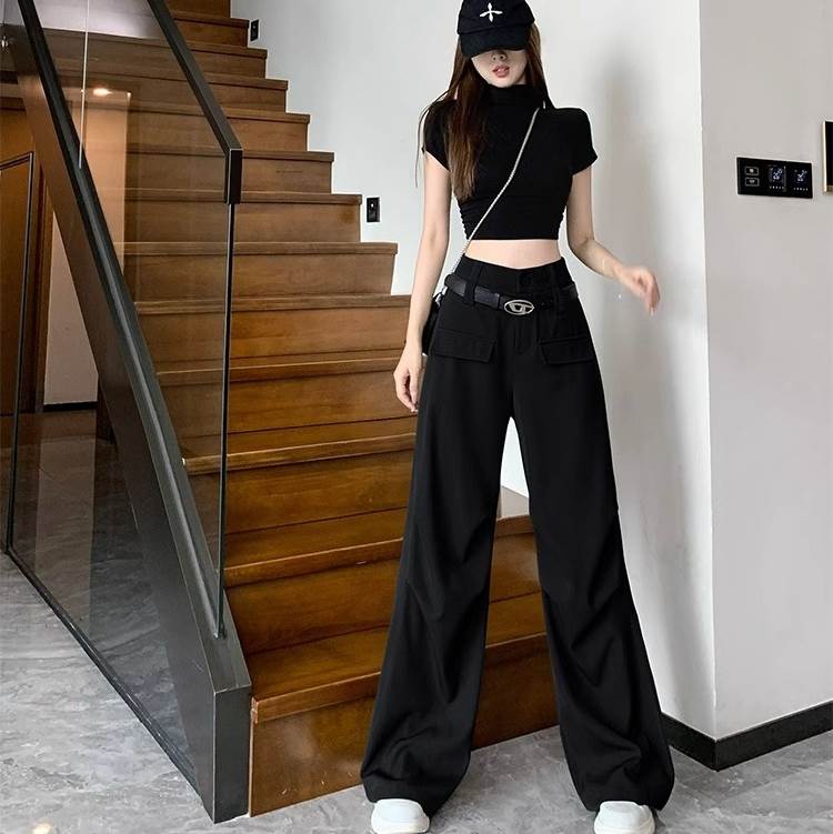 フロントのフラップデザインがアクセントのワイドパンツ。すっきりとした落ち感とハイウエストデザインで美脚脚長を叶えてくれるアイテム。ヒール合わせでレディライクに、スニーカーやサンダルを合わせてトレンド感のあるカジュアルコーデが完成します。色展...