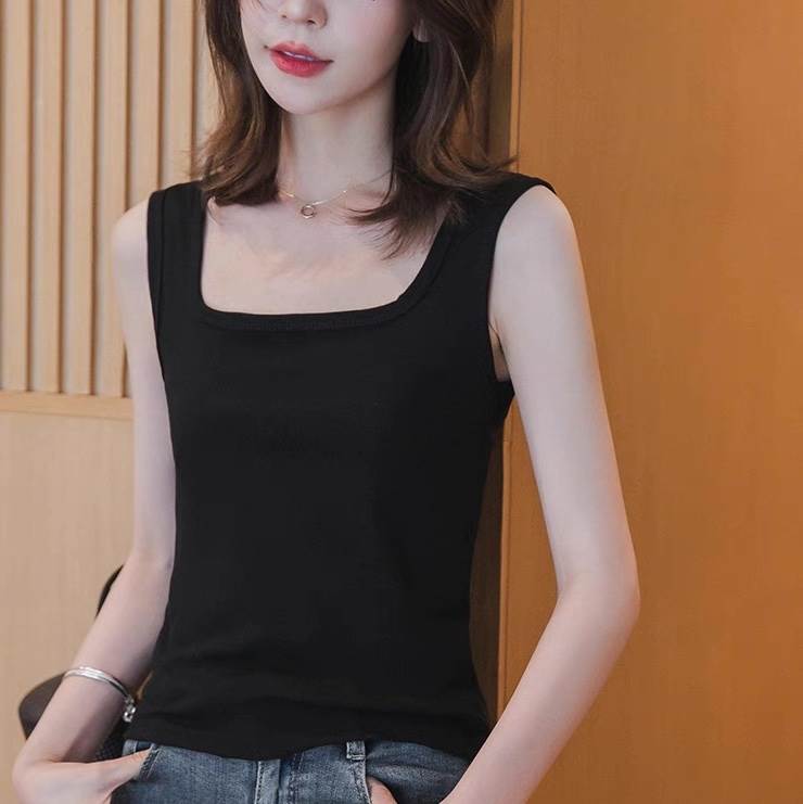 オールシーズン活躍する、スクエアネックのタンクトップ。ノースリーブ＆背中開きで、フェミニンかつおしゃれな印象を演出。リブ素材で、シンプルカジュアルながらこなれ感もバッチリ。アウトドアからビーチ、女子会まで、着回し自在な一枚。S〜XLサイズで...