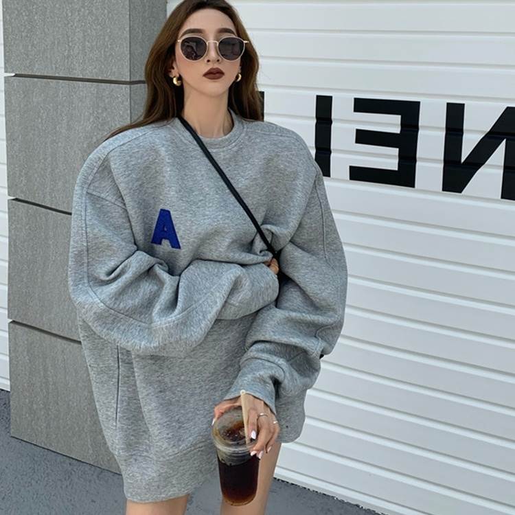 冬のカジュアルスタイルにぴったりなワンポイントトレーナー。ミディアム丈のプルオーバーは、シンプルながらも上品な印象を与え、大人可愛いスタイルを演出します。こなれ感のあるデザインで、個性的なコーディネートが楽しめるアイテムです。ルーズなシルエ...