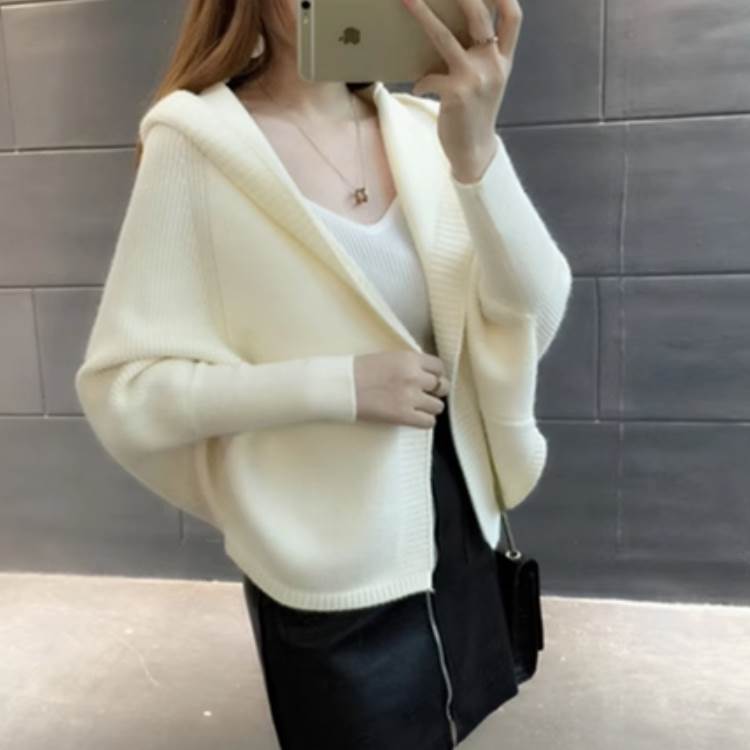 ショート丈のフード付きニットカーディガンゆるっとしたシルエットが可愛いパーカーですスタイルアップ効果も期待できるデザインです色展開 ホワイト グレー ブラック ダークブラウン ピンクパープル ライトブラウンサイズ S M L XL 2XLサ...