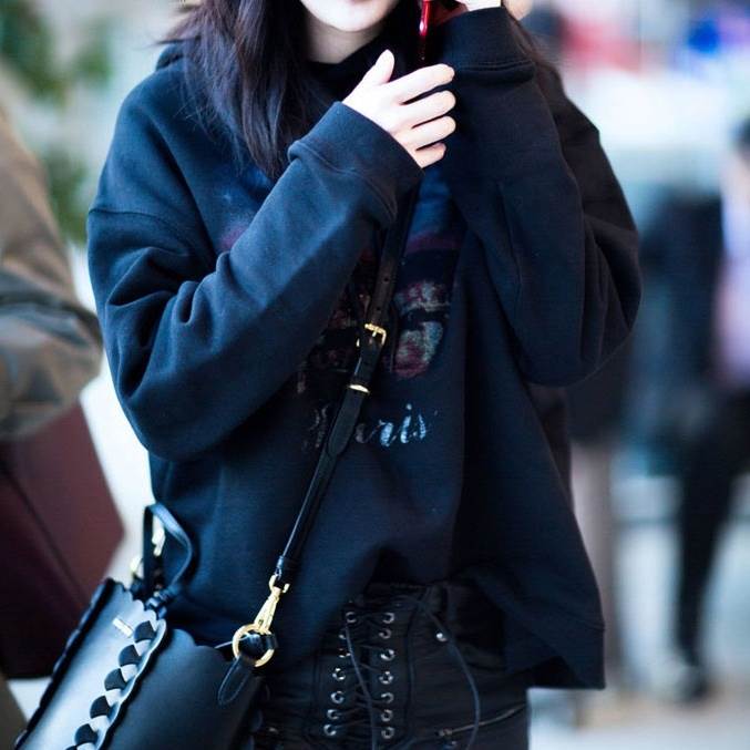 新しい季節にぴったりのパーカー！落ち着いた雰囲気の中にもかわいさが詰まった、ミディアム丈のこのプルオーバーは、カジュアルながらも上品さを兼ね備えています。大人可愛いデザインで、シンプルながら存在感のあるスタイルを実現します。色展開 ワンカラ...