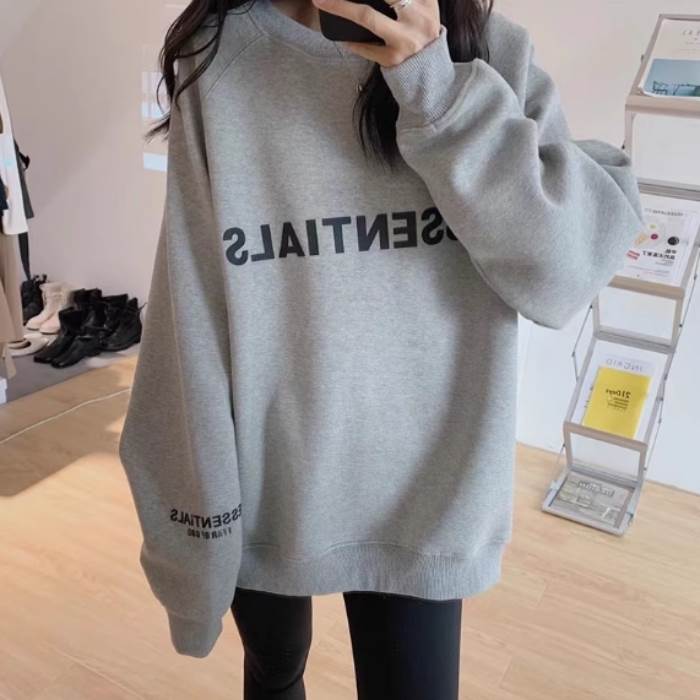 リラックス感のあるプルオーバートレーナー秋冬のコーディネートにぴったりなこなれ感のあるアイテムですゆったりとしたシルエットで体型カバーも叶えます色展開 グレー ブラックサイズ M L XLサイズ(cm)M /着丈 66 /バスト 118 /...