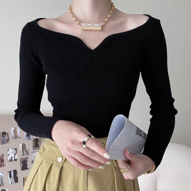 《商品について》フィット感のエレガントなニットトップス。広くカットしたネックラインがデコルテラインををキレイ見せ。ショート丈がハイウエストに見せてすらりとした印象に。通勤にならワイドパンツをコーデしてクールかっこよく、 デートにならハイウエ...