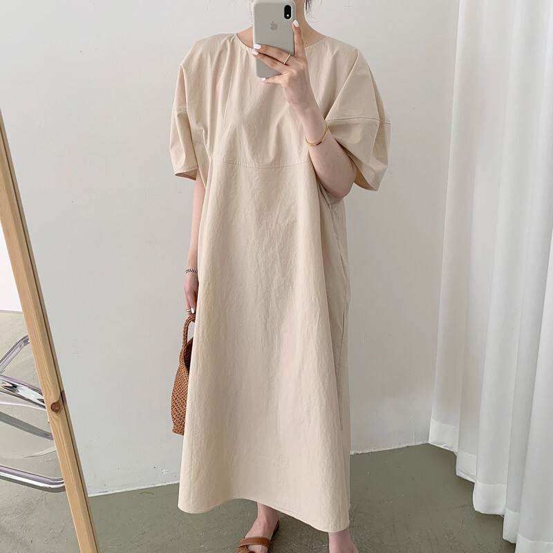 リラックス感のあるサイズ感やふわりとした袖等、女性をより華奢に見せてくれるワンピースです。ナチュラルテイストの抜け感も大人っぽい一着となっています。色展開 ベージュ ブラック ブルーサイズサイズ(cm)/バスト 120 /着丈 116 /肩...