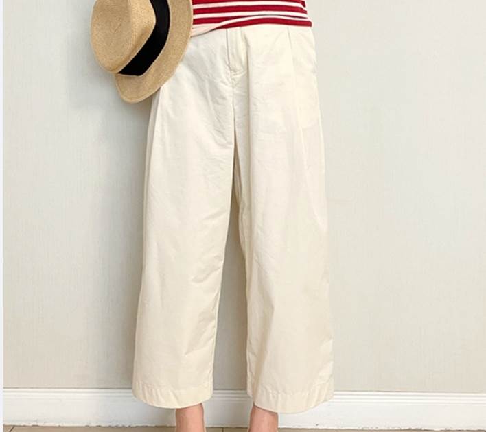 ナチュラルな雰囲気のオフホワイトのワイドストレートパンツふんわり甘いブラウスでも、ハンサムなジャケットでも合います。色展開 オフホワイトサイズ S M Lサイズ(cm)S /ウエスト 62 /ヒップ 110 /股下 88M /ウエスト 66...