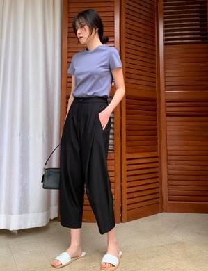 無地のシンプルなレッグパンツ。合わせ方次第でフォーマルにもカジュアルにも着こなせる、便利な1枚となっております。色展開 ブラック グレーサイズ S M Lサイズ(cm)S /ウェスト 64 /ズボン丈 88 /ヒップ 94M /ウェスト 6...