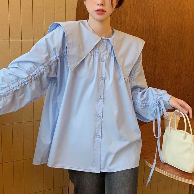 ビッグカラーが目をひく主役級なシャツブラウス。ボリュームのある袖が気になる二の腕をしっかりカバー。大きいサイズがあるのも嬉しいポイント。チノパンやデニムなどと合わせると甘すぎない大人コーデが完成します。【カラー】ブルー【サイズ（cm）】L/...