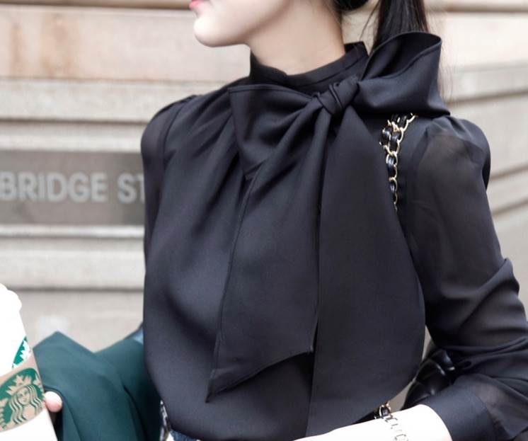 薄手の長袖ブラウスとなっております。首元の大きなリボンが可愛さとエレガントさを引き出します。色展開 ブラック ホワイトサイズ S M L XLサイズ(cm)S /着丈 59 /バスト 90 /袖丈 60 /肩幅 35M /着丈 60 /バス...